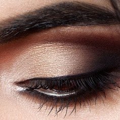 Descubre cómo maquillar tus ojos oscuros | Maybelline New York